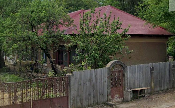 Vând casă bătrânească 6 camere si anexe | Pieței